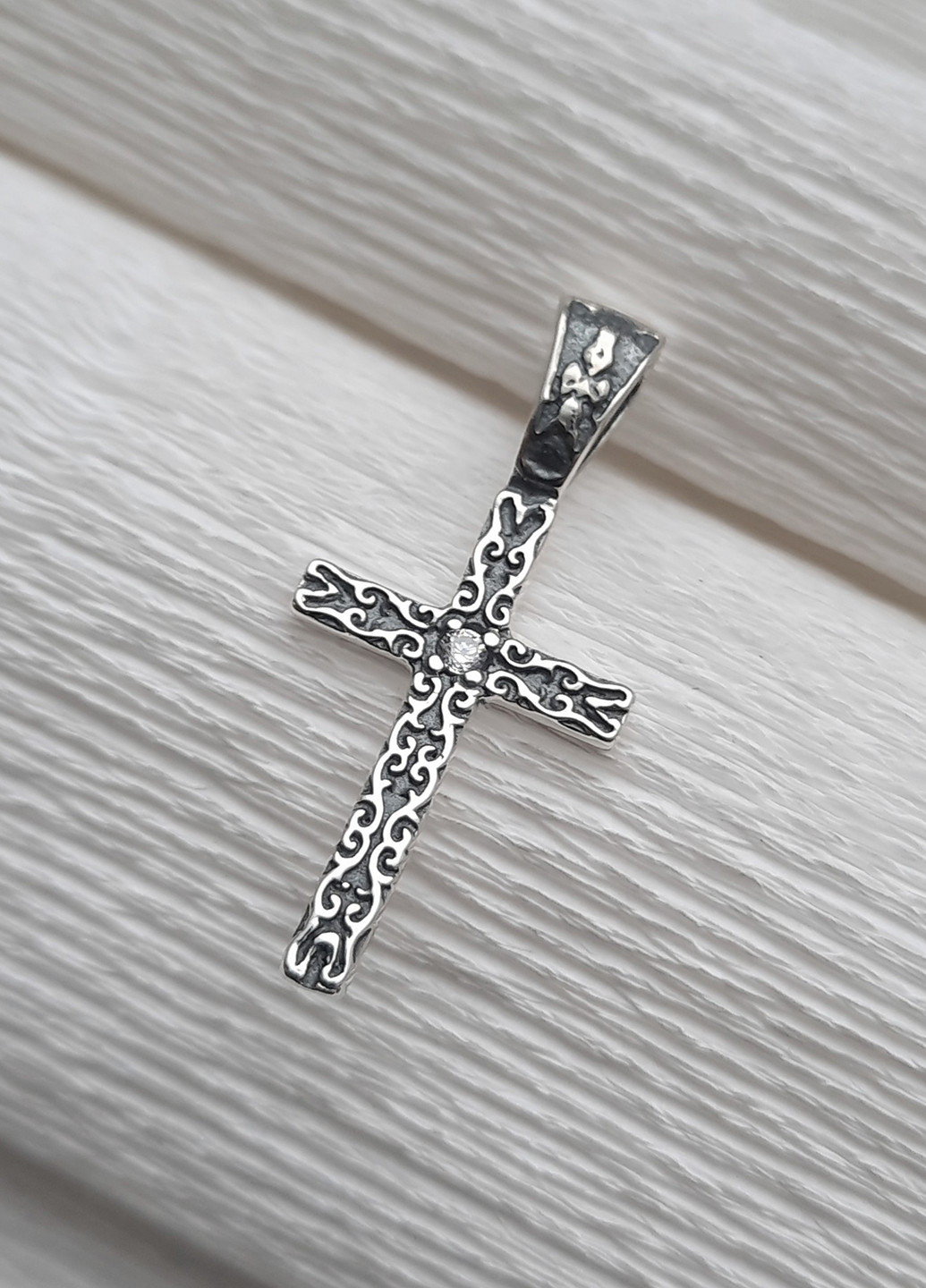 Хрестик Diva однотонний безбарвний срібло ‣ Ціна 333 грн ‣ Купити в інтернет магазині Каста